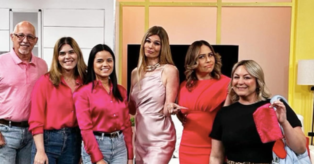 La animadora Pamela Noa se divierte con una fotografía de sus ...