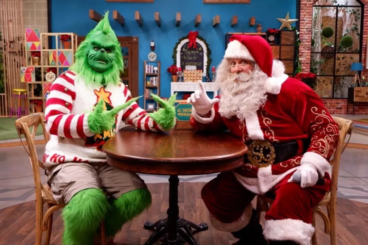 Riña entre Santa Claus y el Grinch en el Centro Histórico de ...