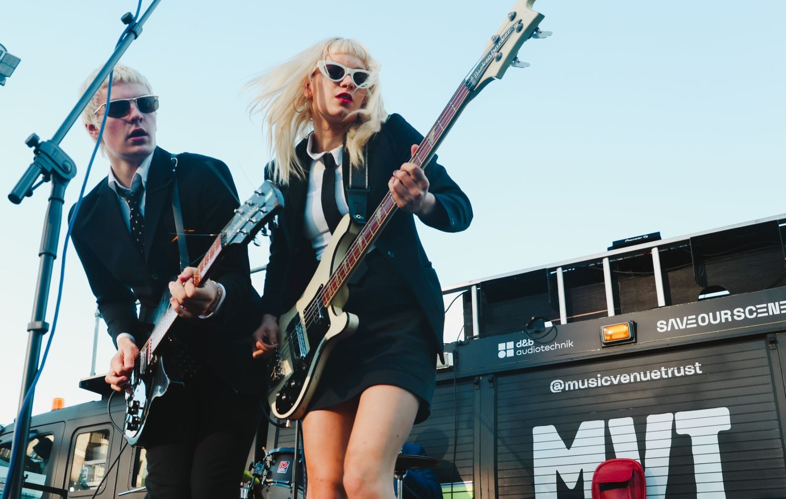La banda Molotov sorprende a fans de Coldplay con un concierto en el ...