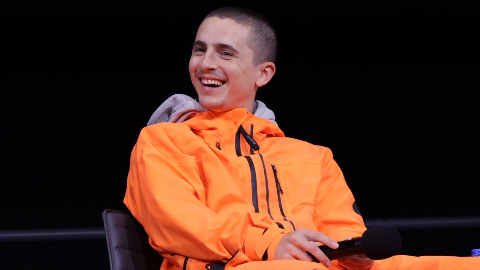 Timothée Chalamet Propone Lluvia de Pelotas de Ping-Pong en Camp Flog ...